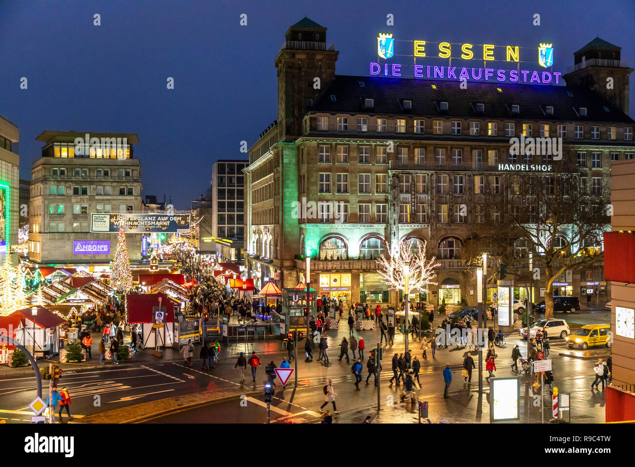 Christmas market in the city center of Essen, Willy Brandt Platz ...