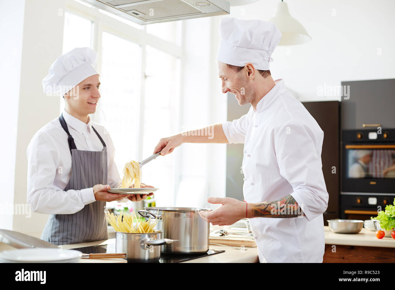 Group of men cooking hi-res stock photography and images - Alamy