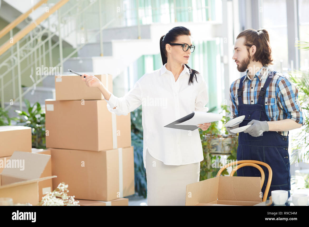 Explaining manager hi-res stock photography and images - Alamy