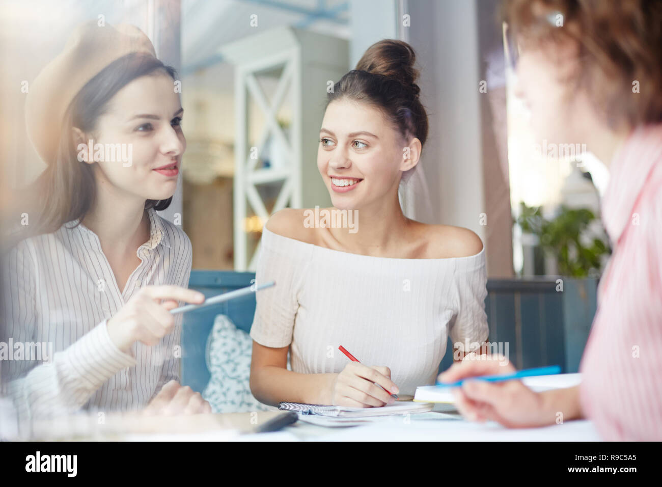 Classes person hi-res stock photography and images - Alamy