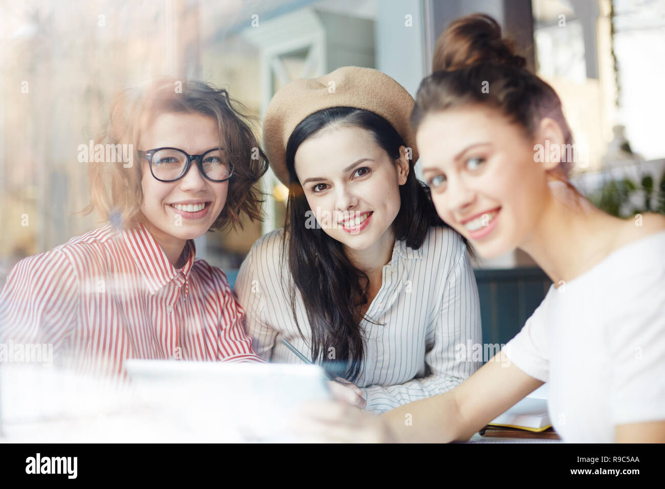 Three student presentation hi-res stock photography and images - Alamy