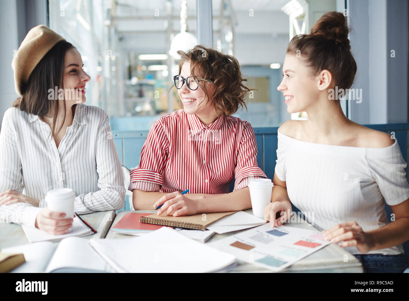 College girls conversation hi-res stock photography and images - Alamy