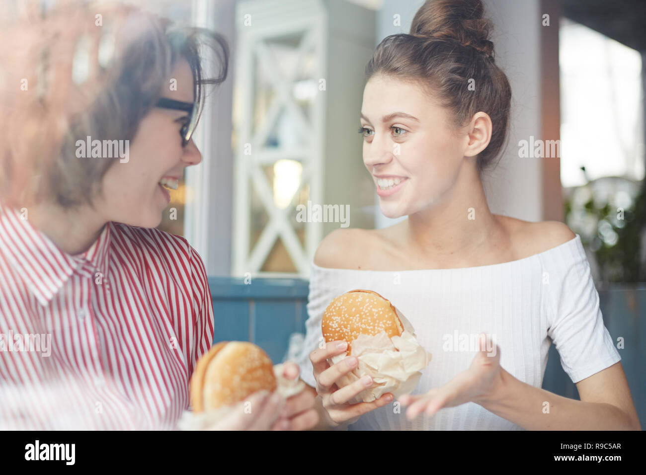Eating fast food Stock Photo - Alamy
