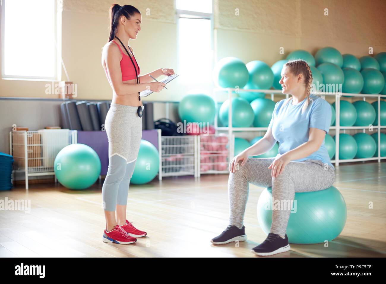 Fitball training instruction Stock Photo - Alamy