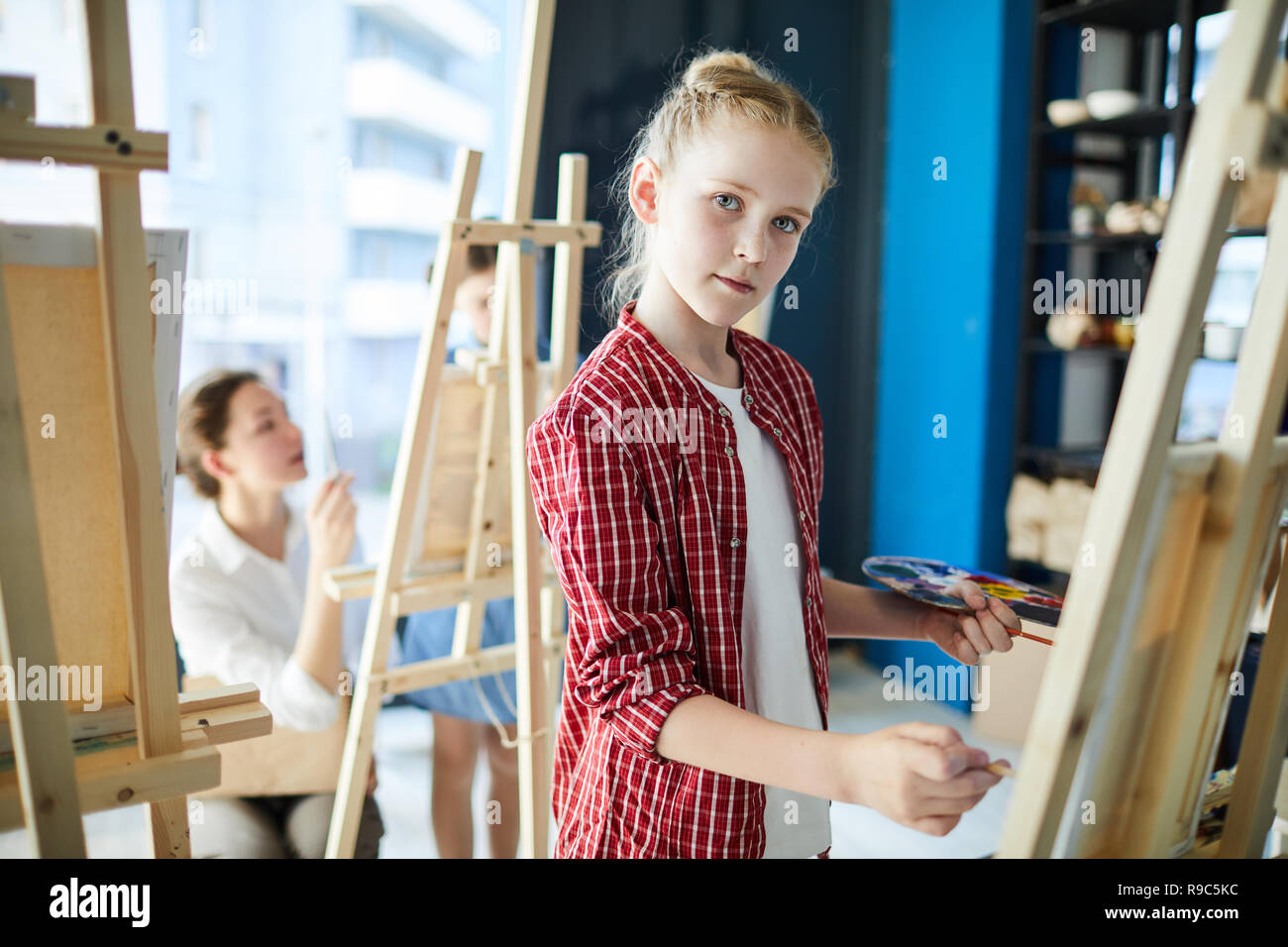 Girl child easel painting hi-res stock photography and images - Alamy