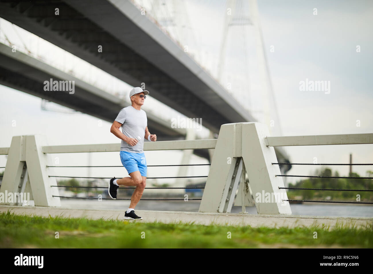 Sportsman jogging hi-res stock photography and images - Alamy