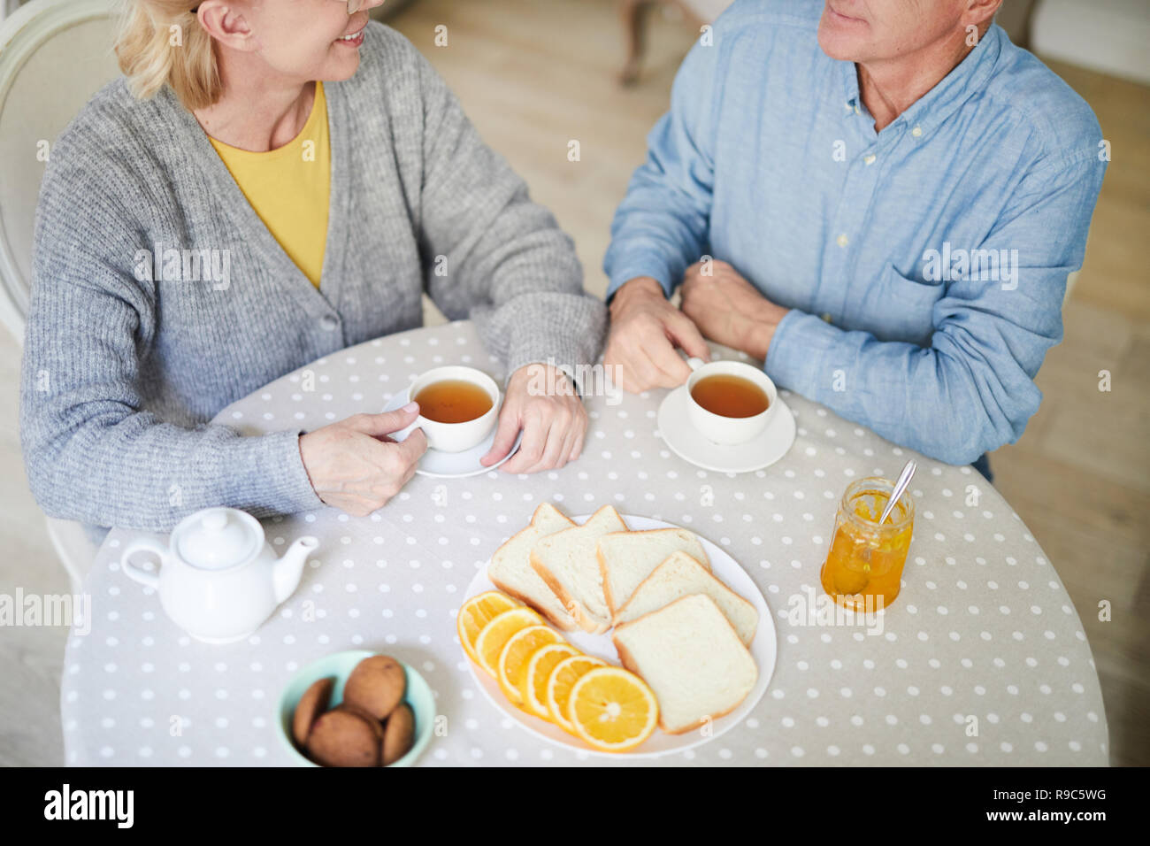 Family tea break hi-res stock photography and images - Alamy