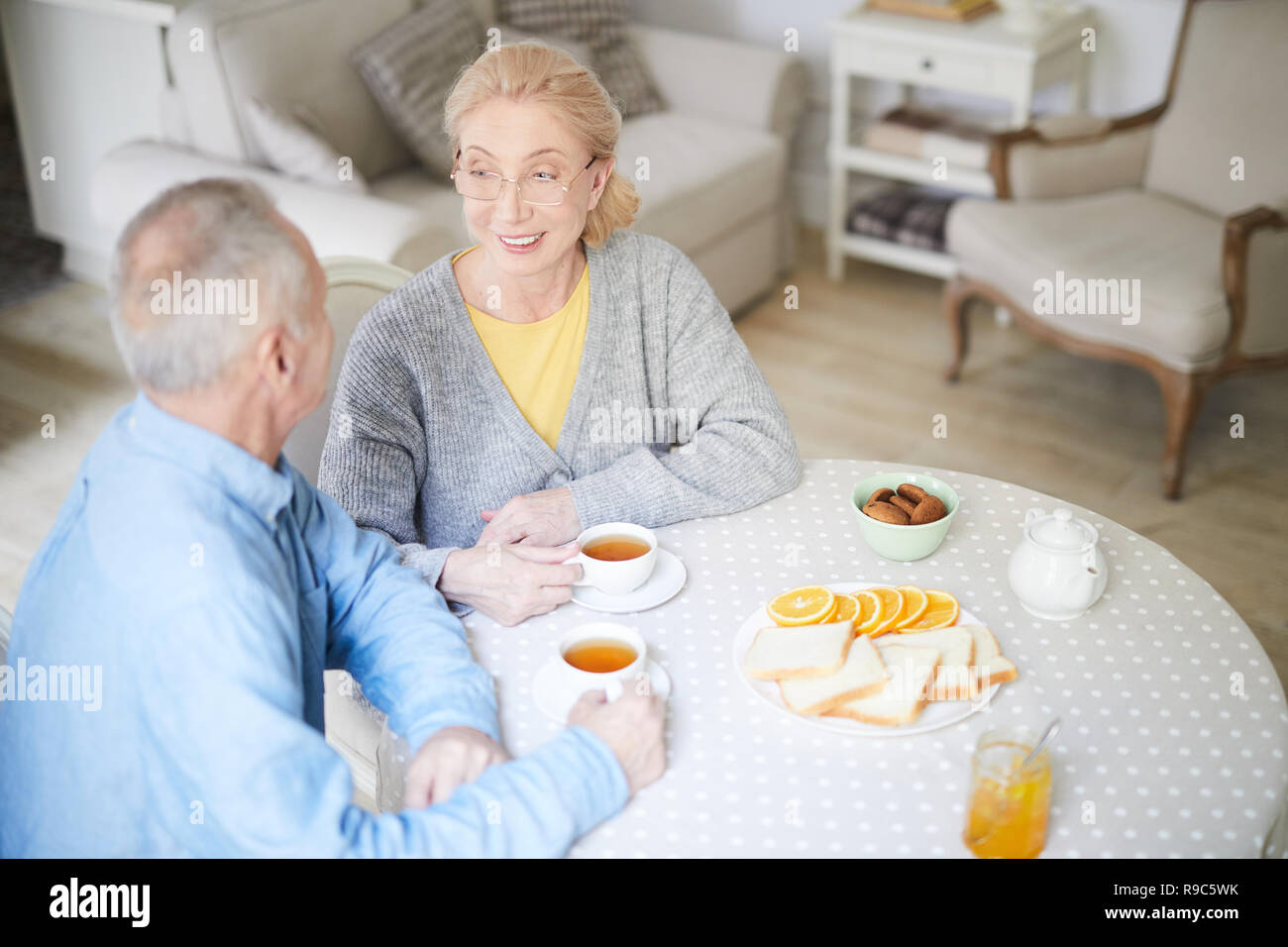 Talking in the kitchen Stock Photo - Alamy