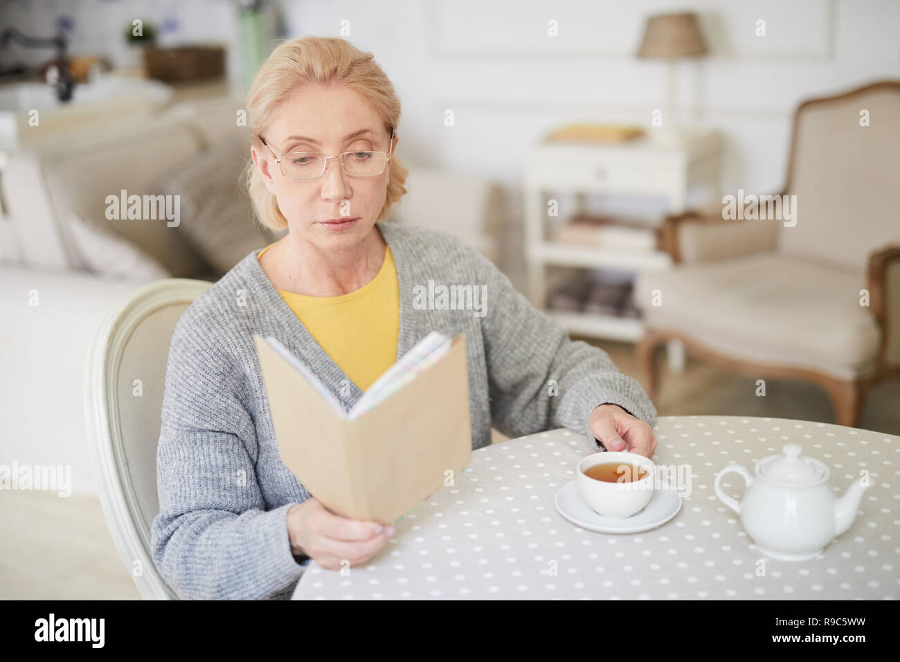 Reading at home Stock Photo - Alamy