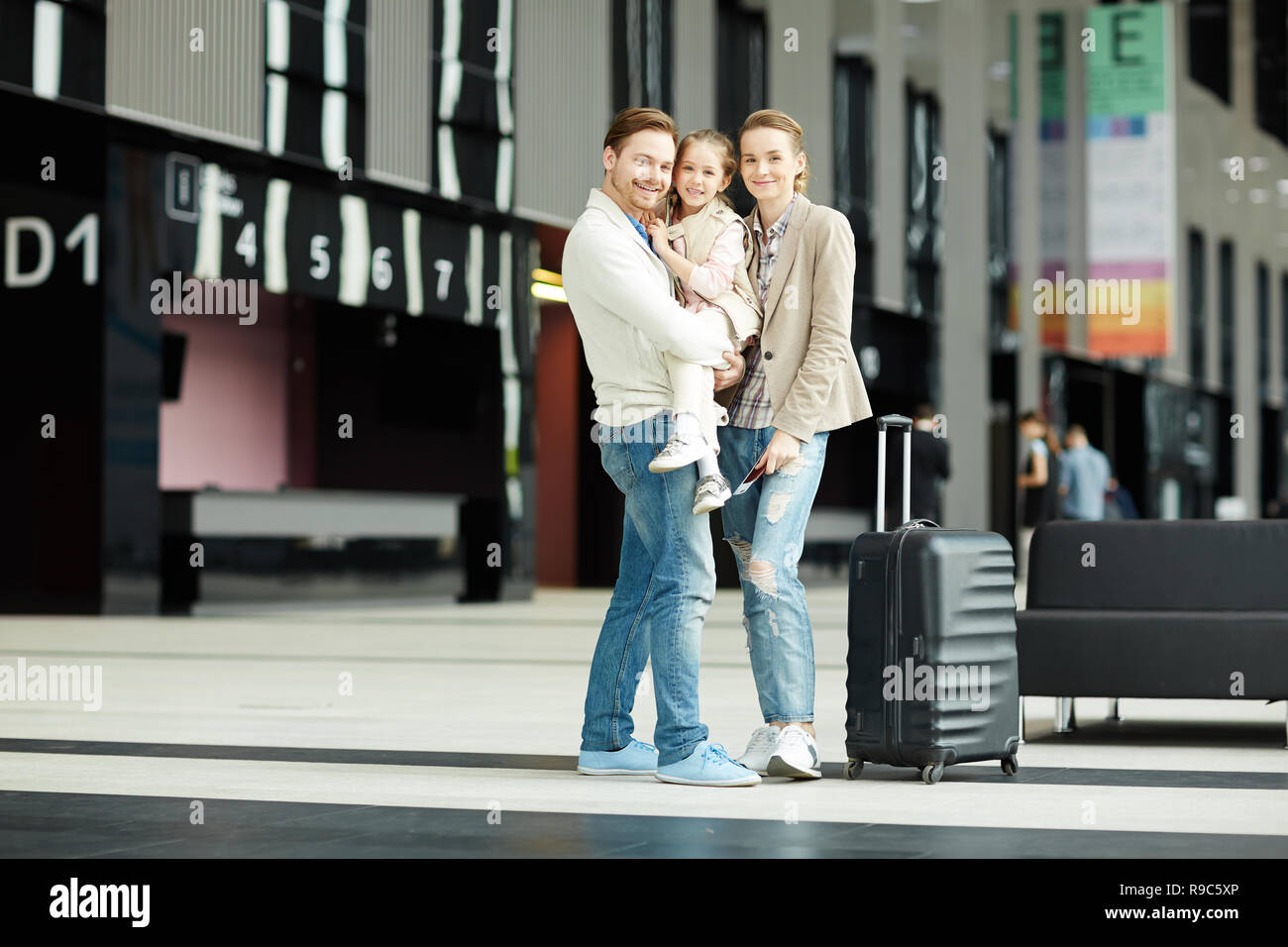 Family with baggage Stock Photo - Alamy