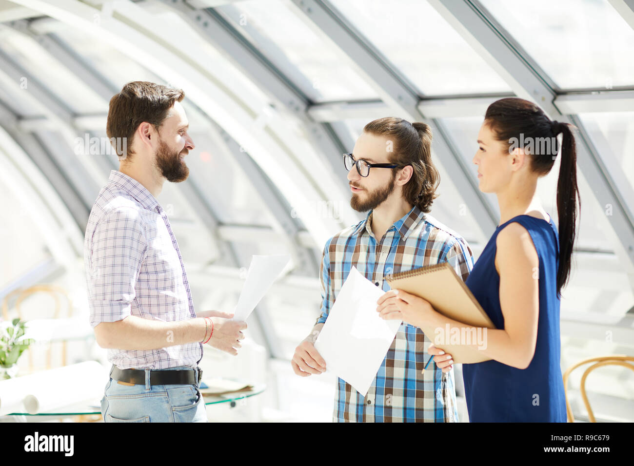 Business talk hi-res stock photography and images - Alamy