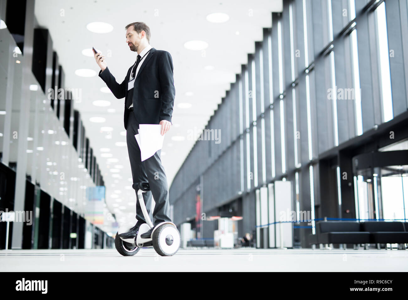 Texting on move hi-res stock photography and images - Alamy