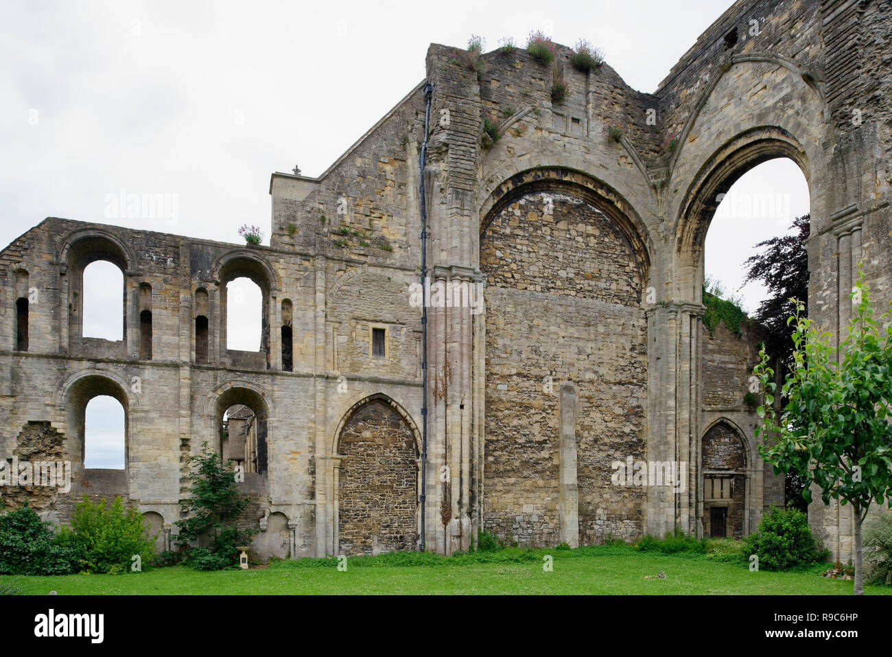 Abbey ruin historic ancient hi-res stock photography and images - Alamy