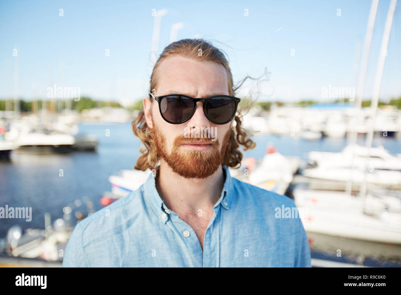 Yachtsman sailing boat hi-res stock photography and images - Alamy