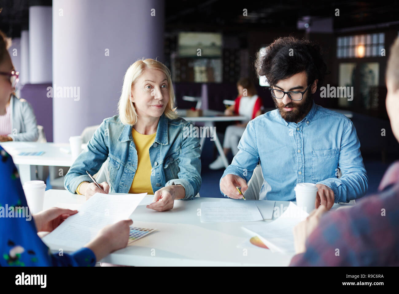 Business casual co workers hi-res stock photography and images - Alamy