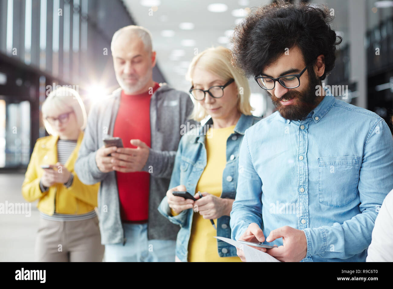 People texting hi-res stock photography and images - Alamy