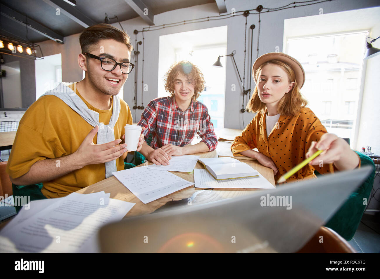 Business woman presenting data hi-res stock photography and images - Alamy