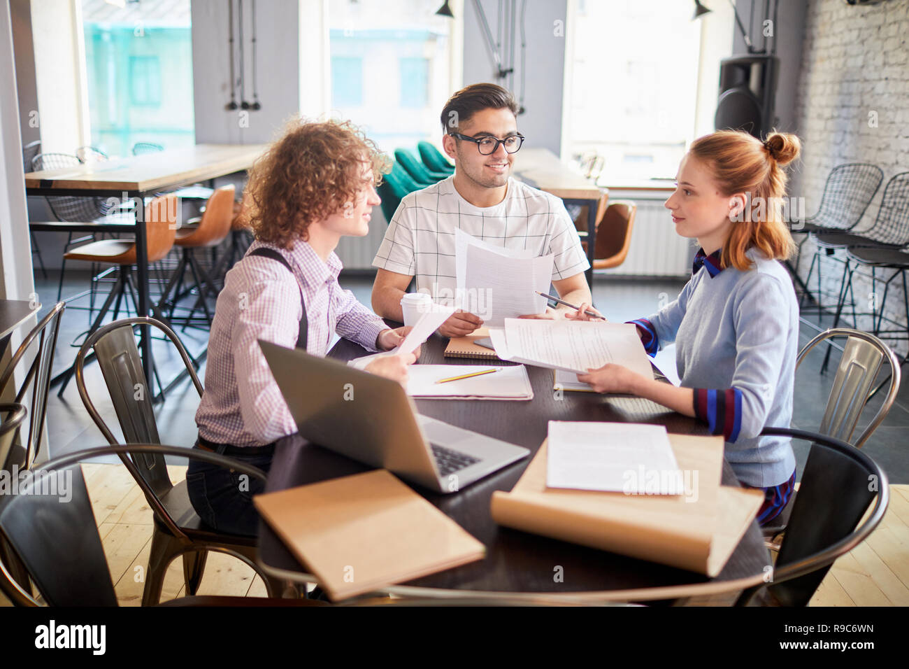 Student briefing hi-res stock photography and images - Alamy