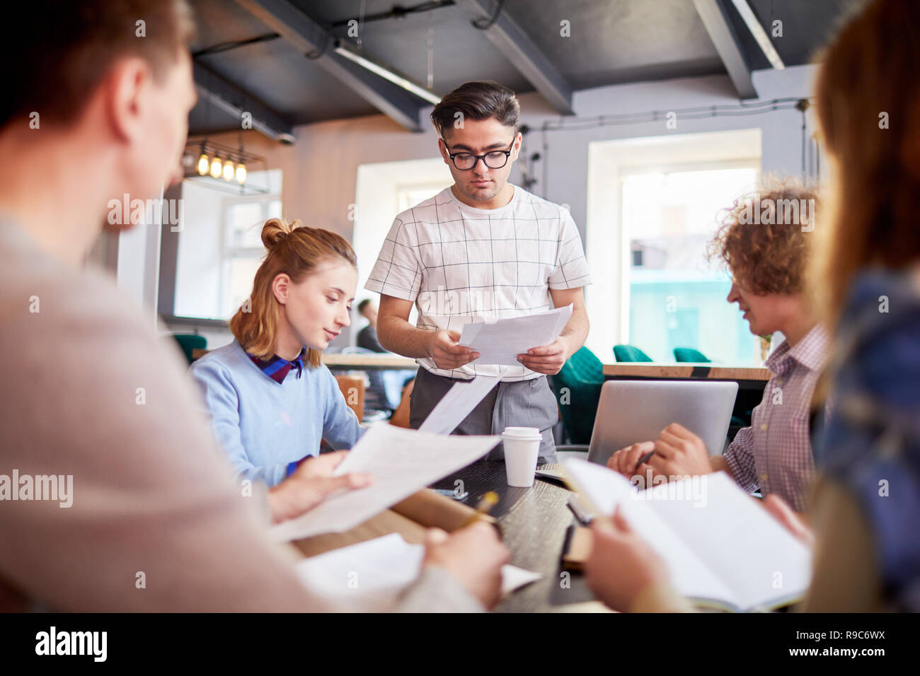 Business briefing hi-res stock photography and images - Alamy