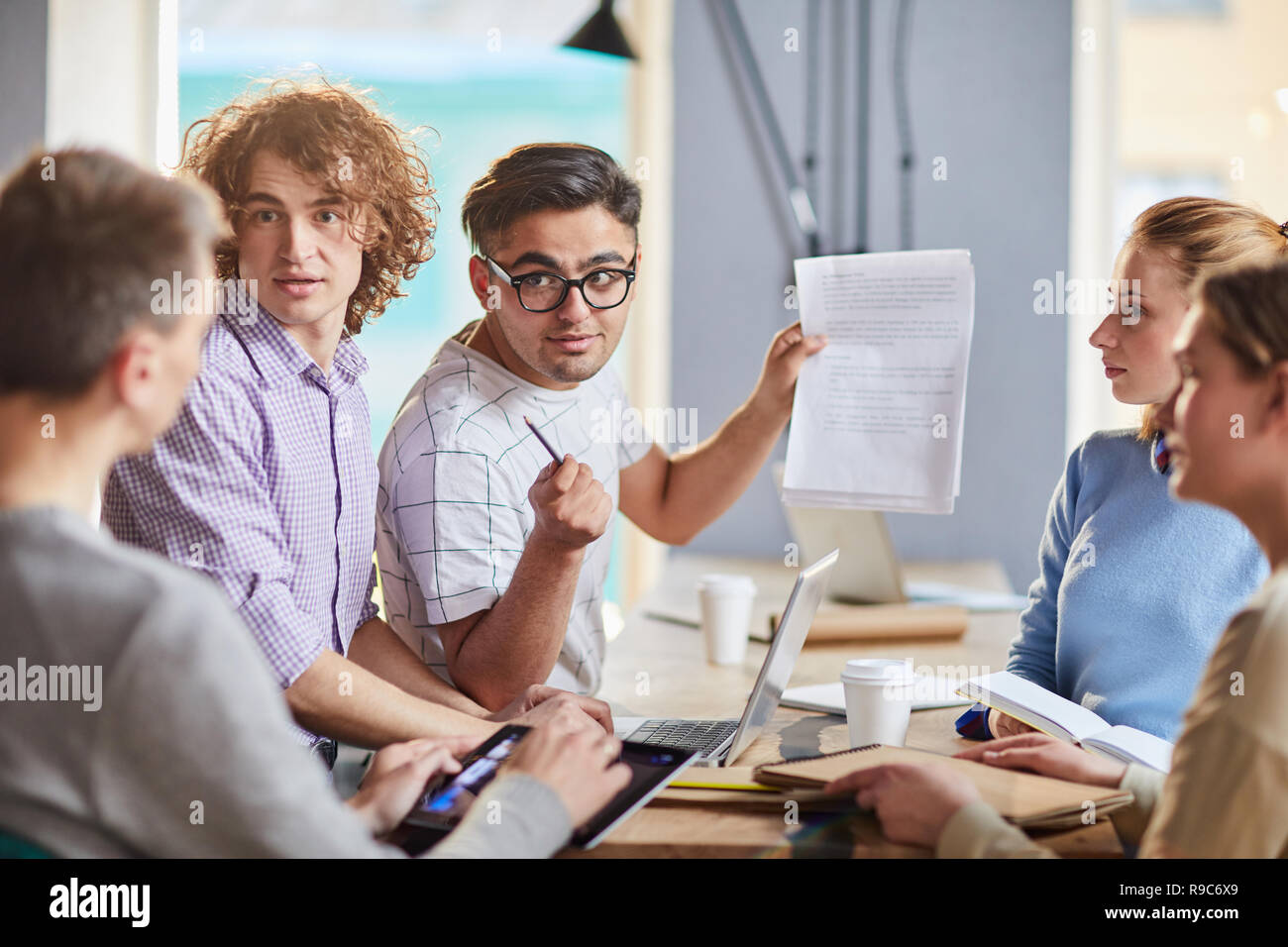 Young businesswoman pointing up hi-res stock photography and images - Alamy
