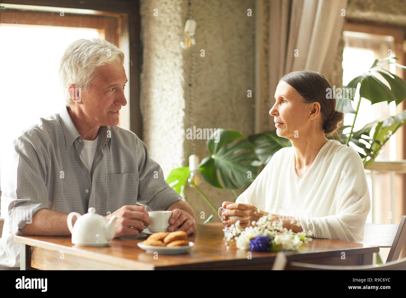 Family tea break hi-res stock photography and images - Alamy