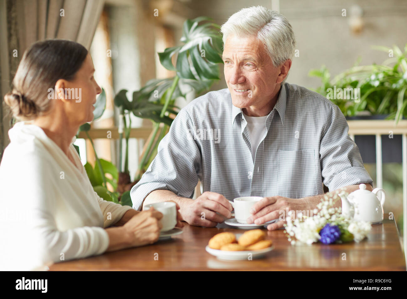 Seniors in cafe Stock Photo - Alamy