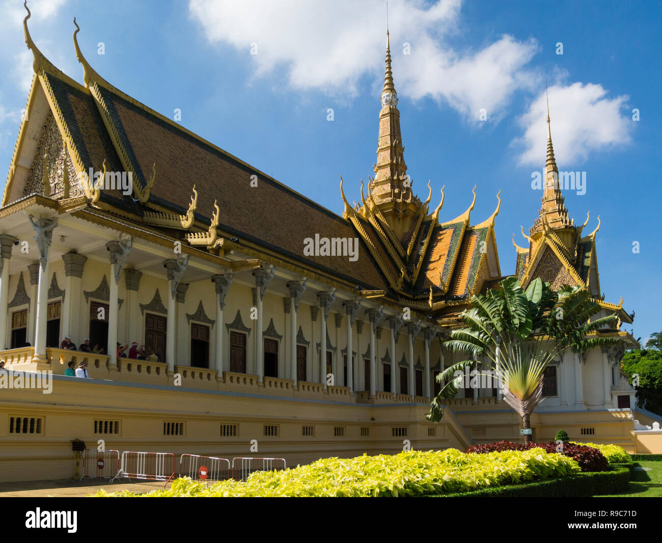 Magnificent Throne Hall containing the Throne Room and Damnak Chan ...