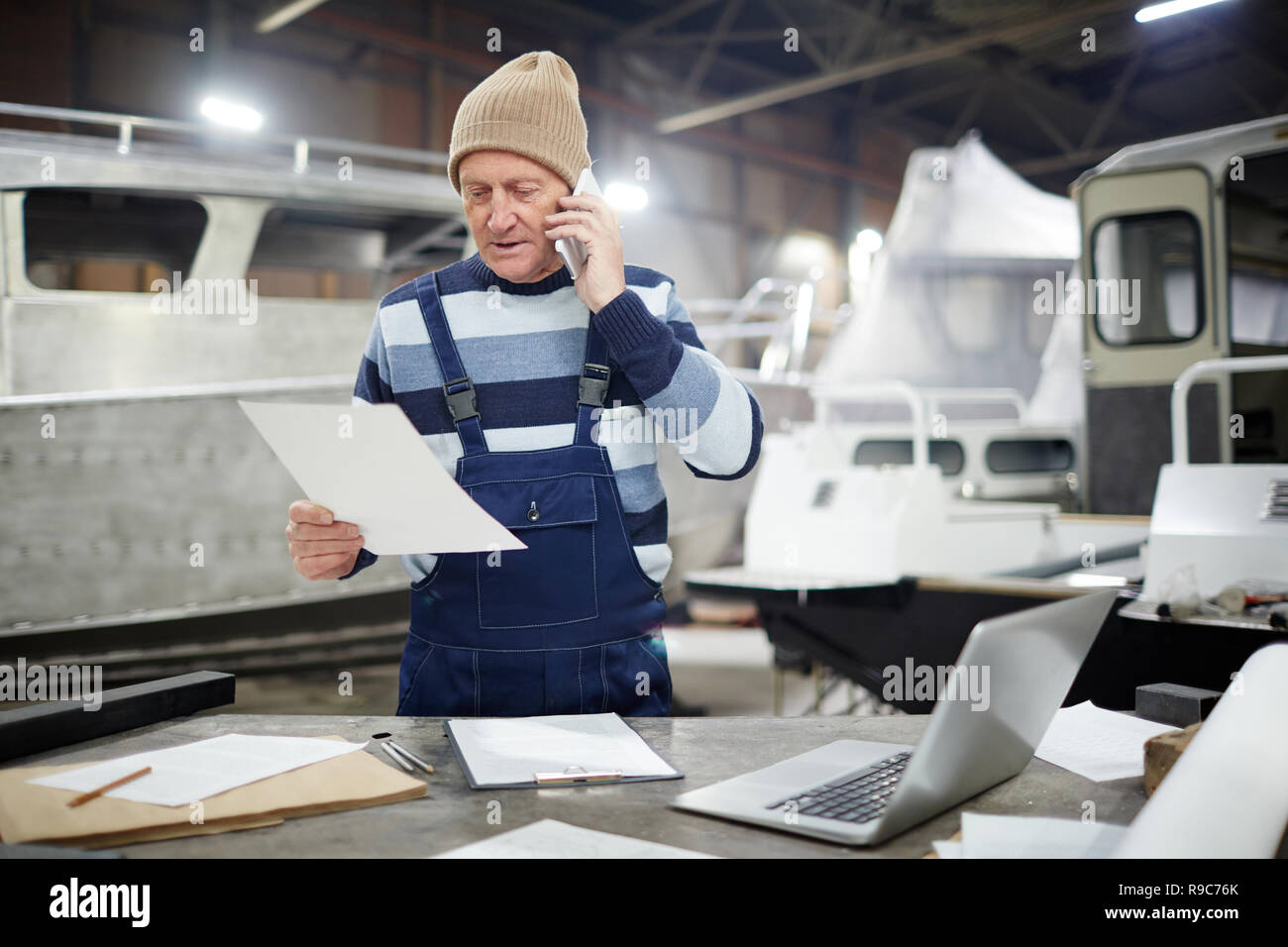 Busy dockyard hi-res stock photography and images - Alamy