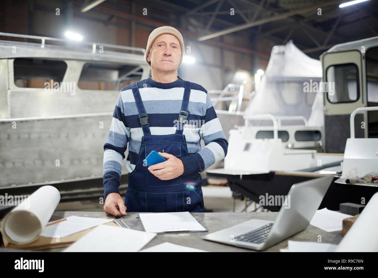 Mature engineer hi-res stock photography and images - Alamy