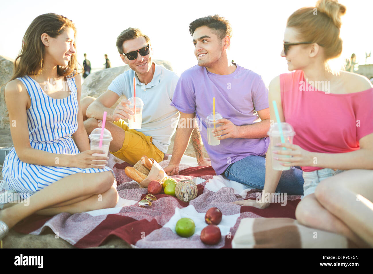 Teenage couple talking outdoor hi-res stock photography and images - Alamy