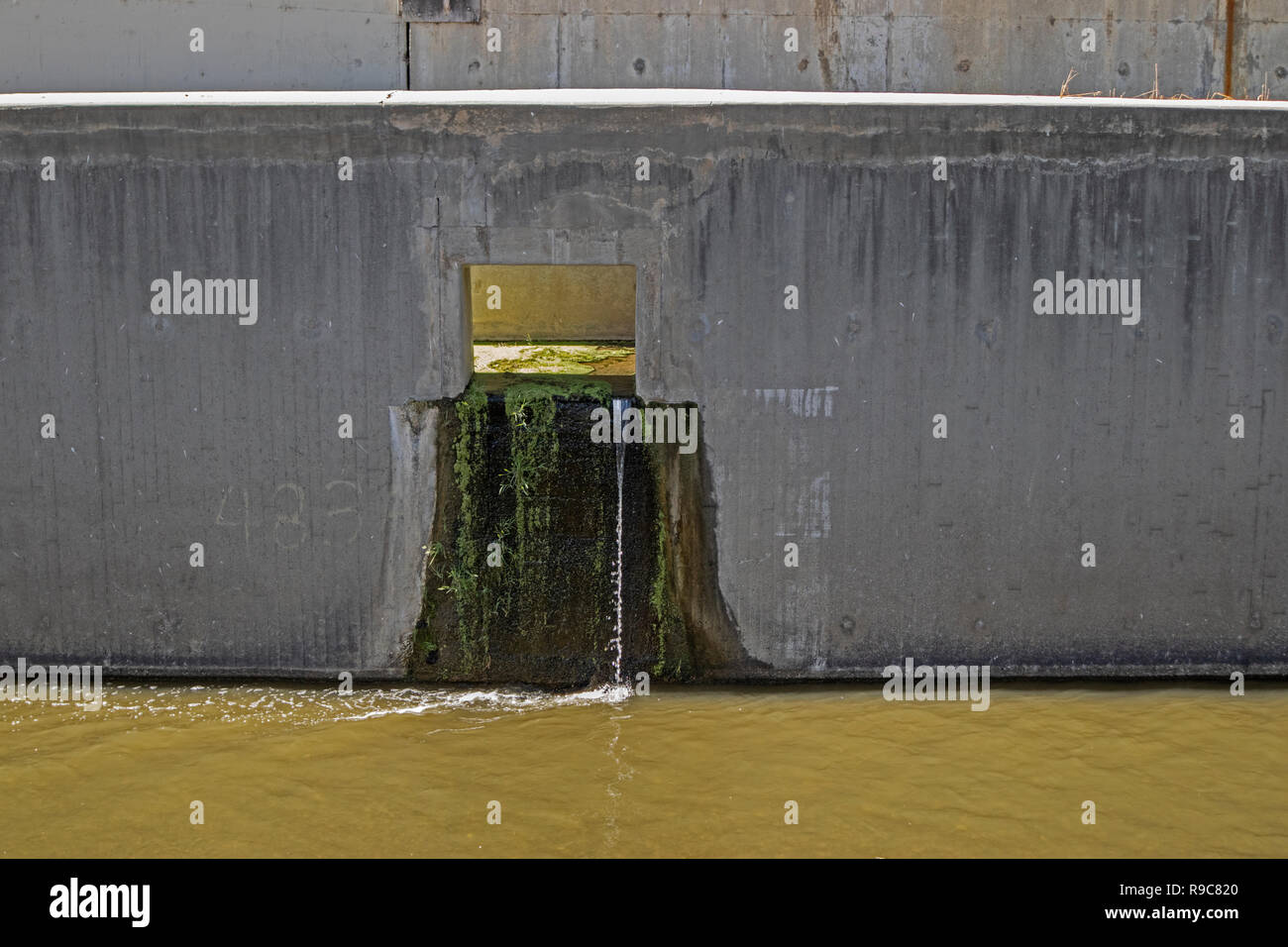 L drain hi-res stock photography and images - Alamy