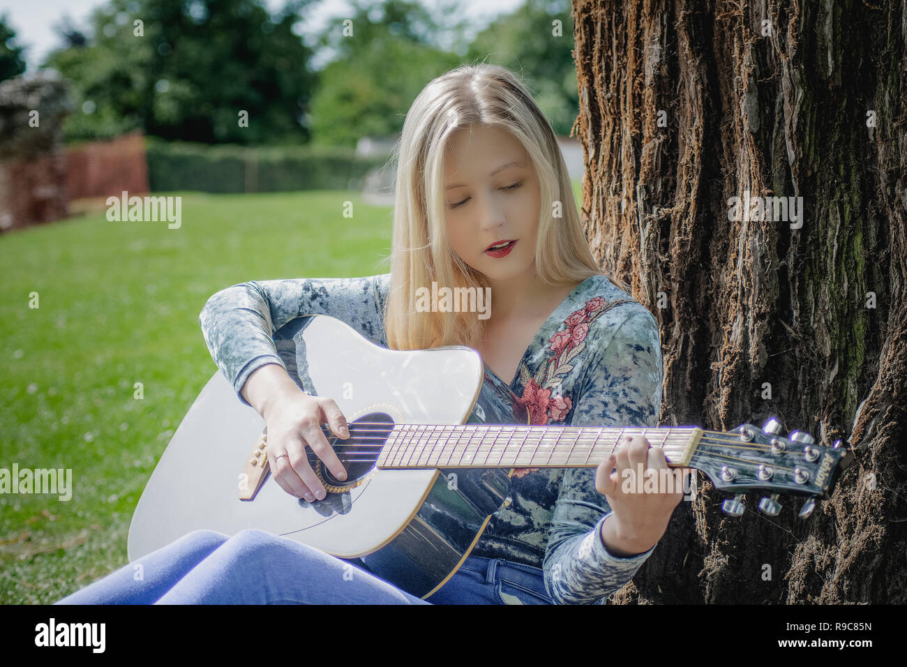 Girl woman busking hi-res stock photography and images - Alamy