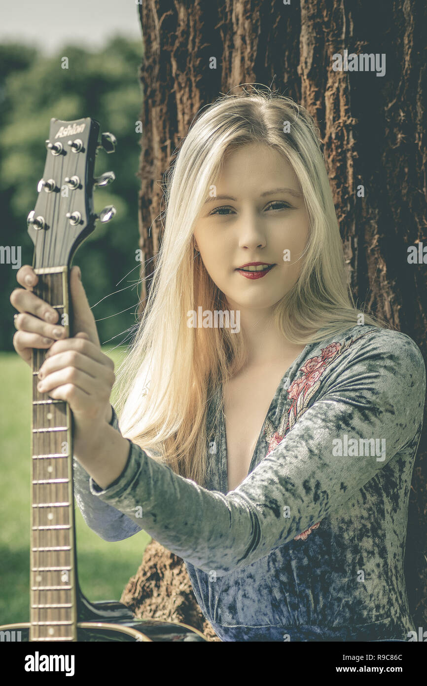The blonde busker Stock Photo - Alamy
