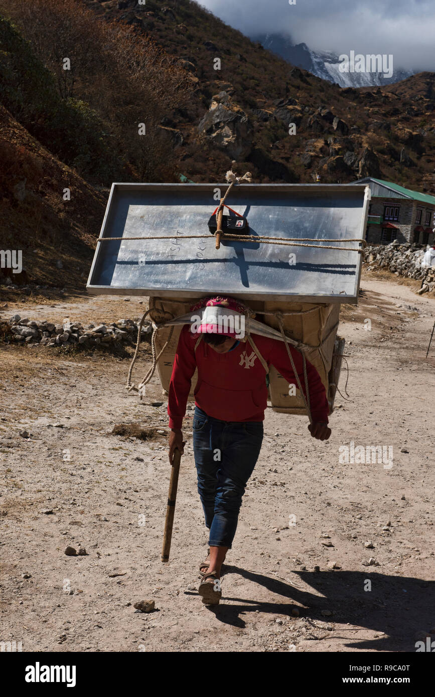 Porters in the himalayas hi-res stock photography and images - Alamy