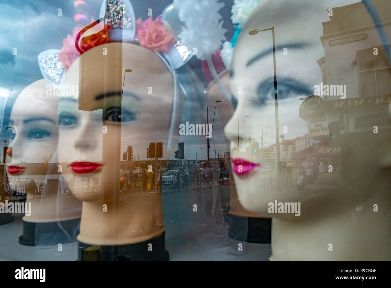 Shop window mannequins hi-res stock photography and images - Alamy