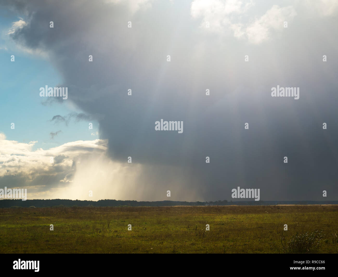 Looming cloud hi-res stock photography and images - Alamy