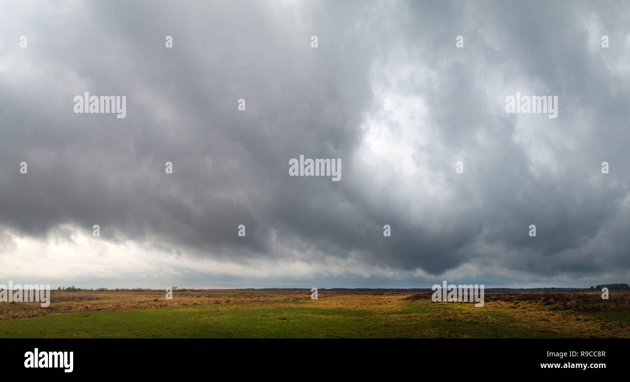 Dark clouds before rain hi-res stock photography and images - Alamy