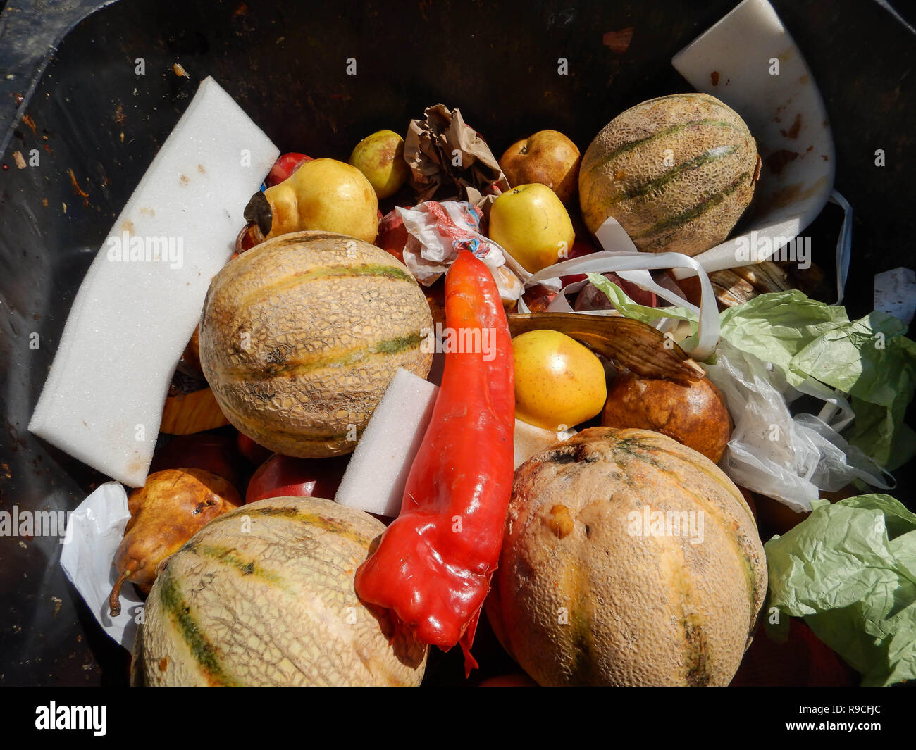 Waste of fruit and vegetables at the Turin market Stock Photo - Alamy