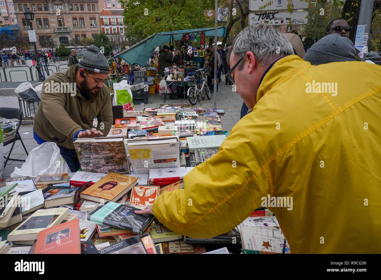 Flea market, El Rastro, Madrid, Spain Stock Photo - Alamy