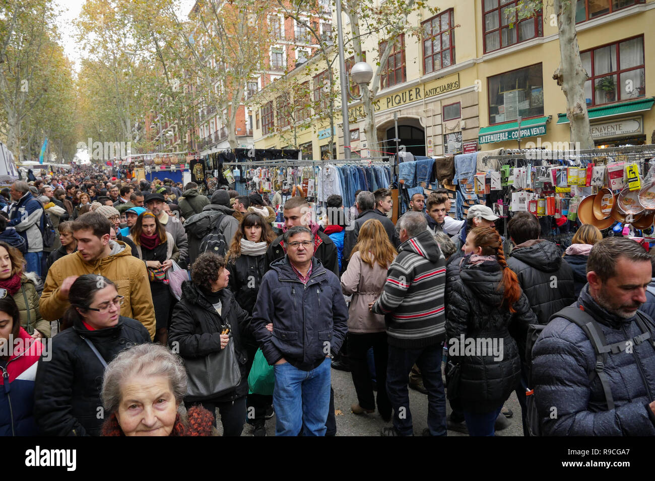 Flea market, El Rastro, Madrid, Spain Stock Photo - Alamy
