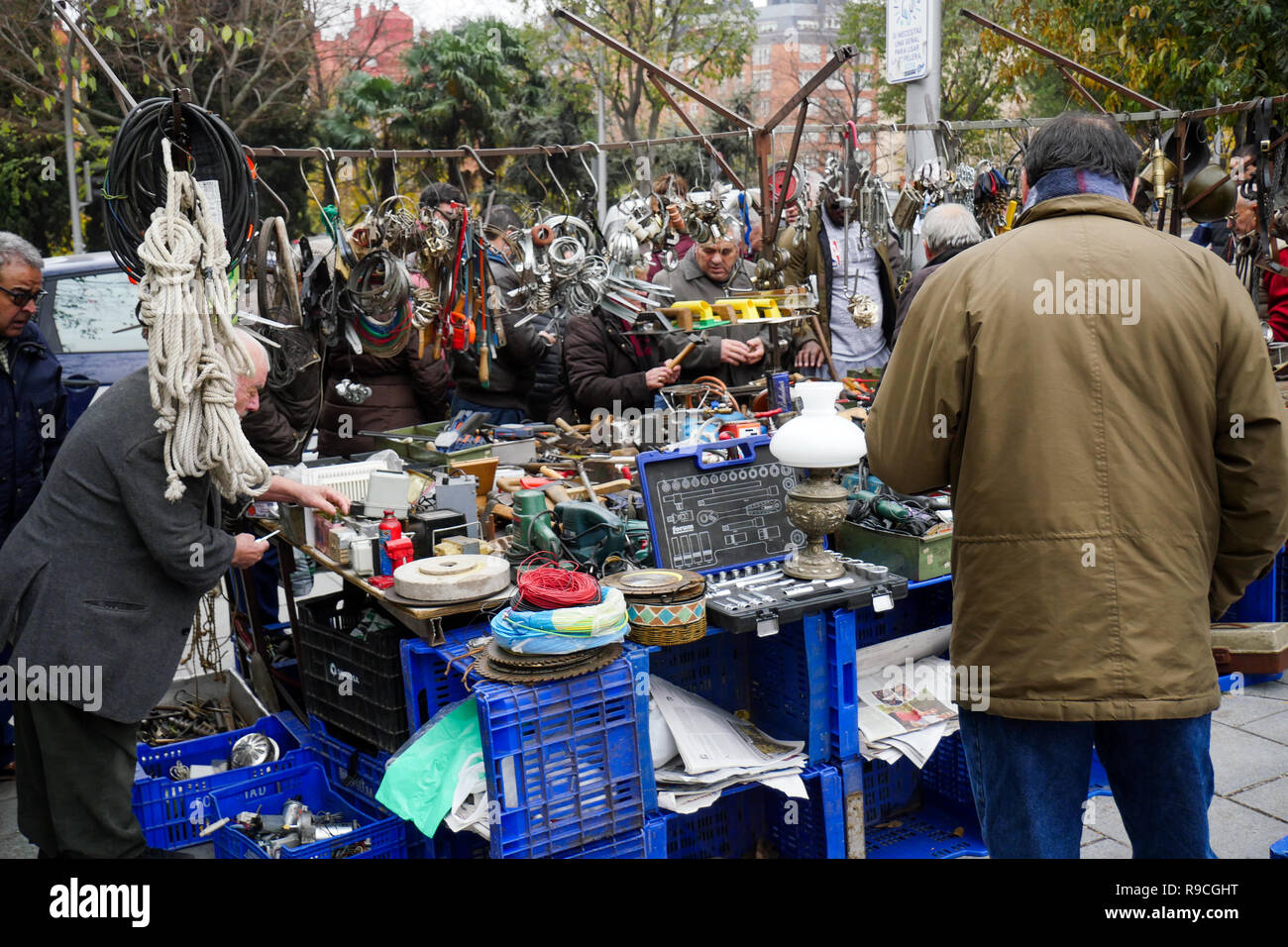 Flea market, El Rastro, Madrid, Spain Stock Photo - Alamy