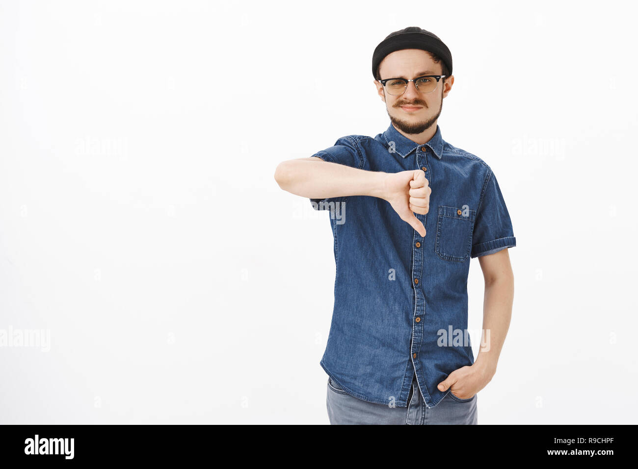 Unimpressed man hi-res stock photography and images - Alamy