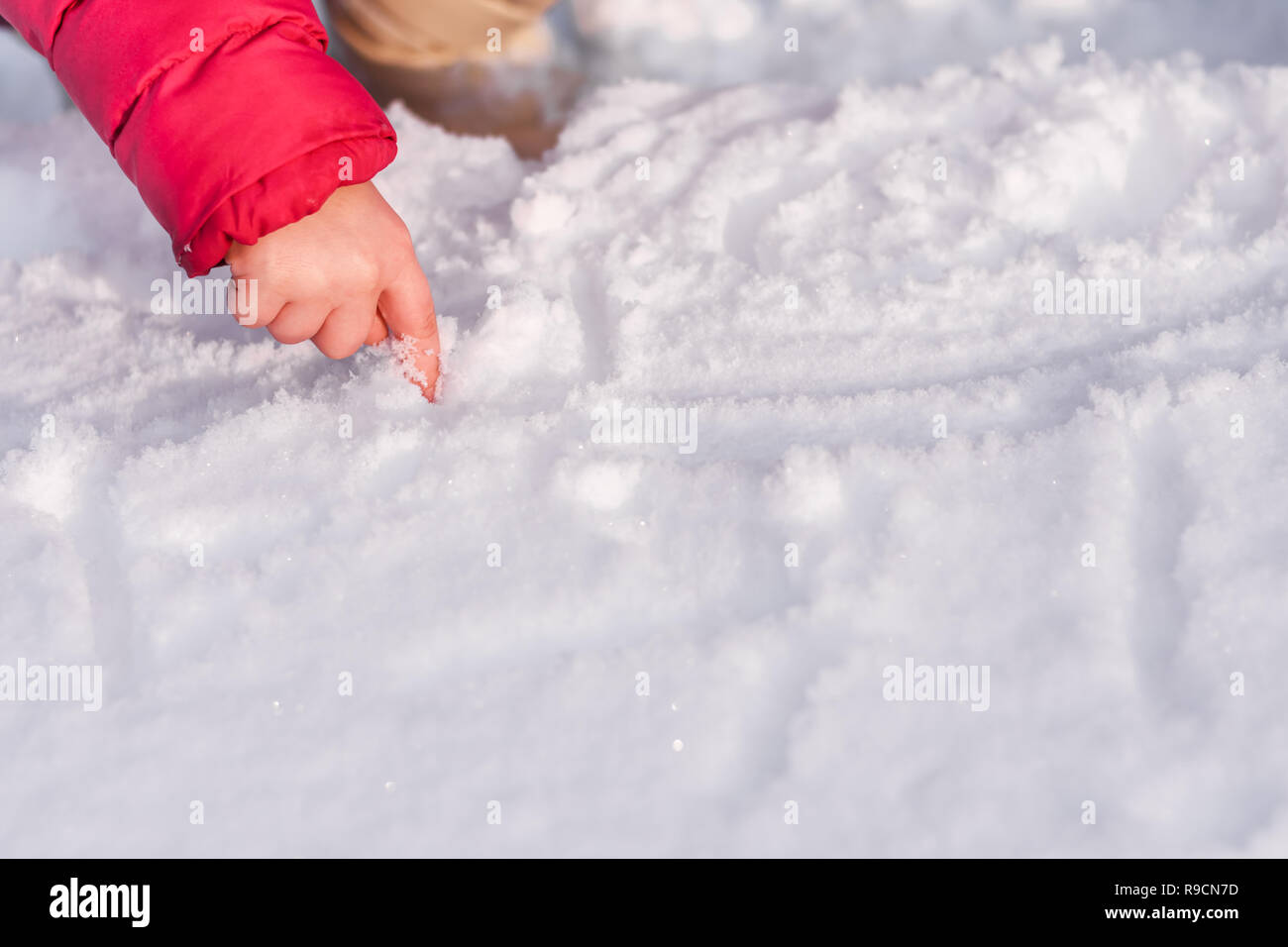 Children playing in snow hi-res stock photography and images - Alamy