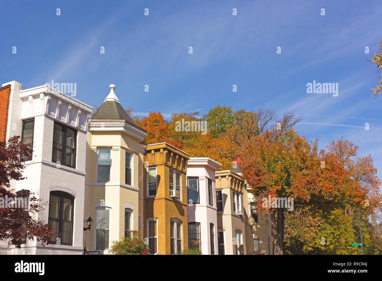 Suburban neighborhood houses row hi-res stock photography and images ...