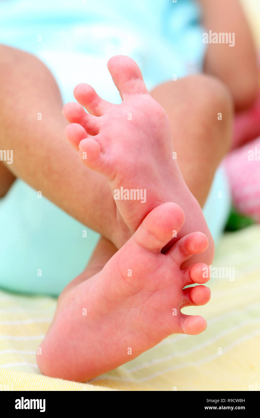 Close up of tiny feet of newborn baby Stock Photo - Alamy