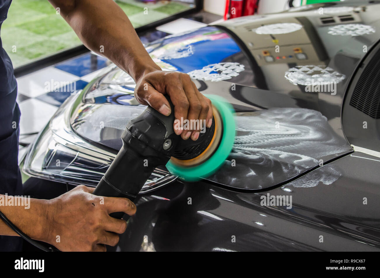 A man's hands holding the work tool polish the car Stock Photo - Alamy