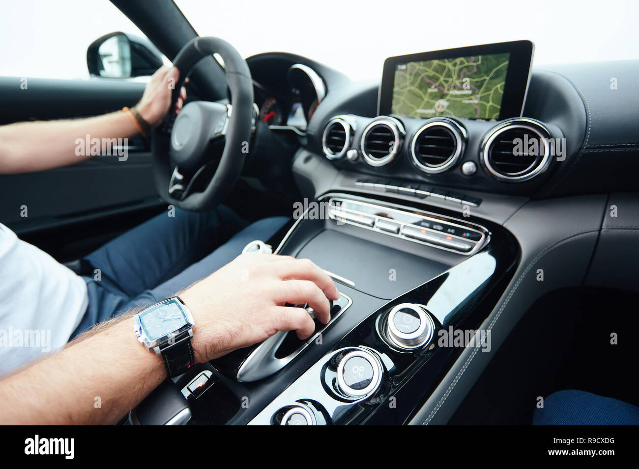 hand on automatic gear shift, Man hand shifting an automatic car Stock ...