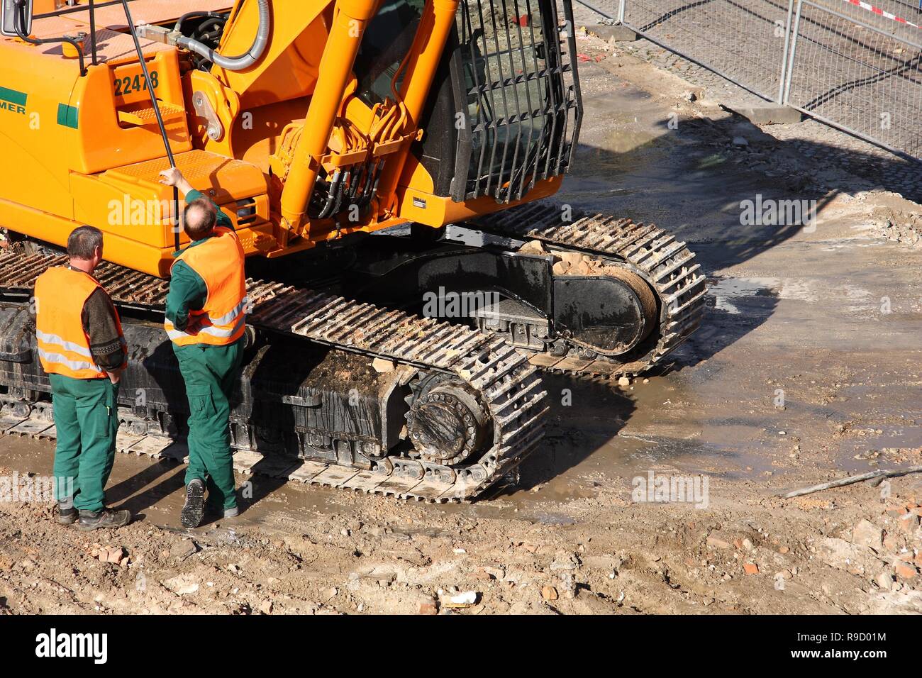 Earthmover in action Stock Photo - Alamy