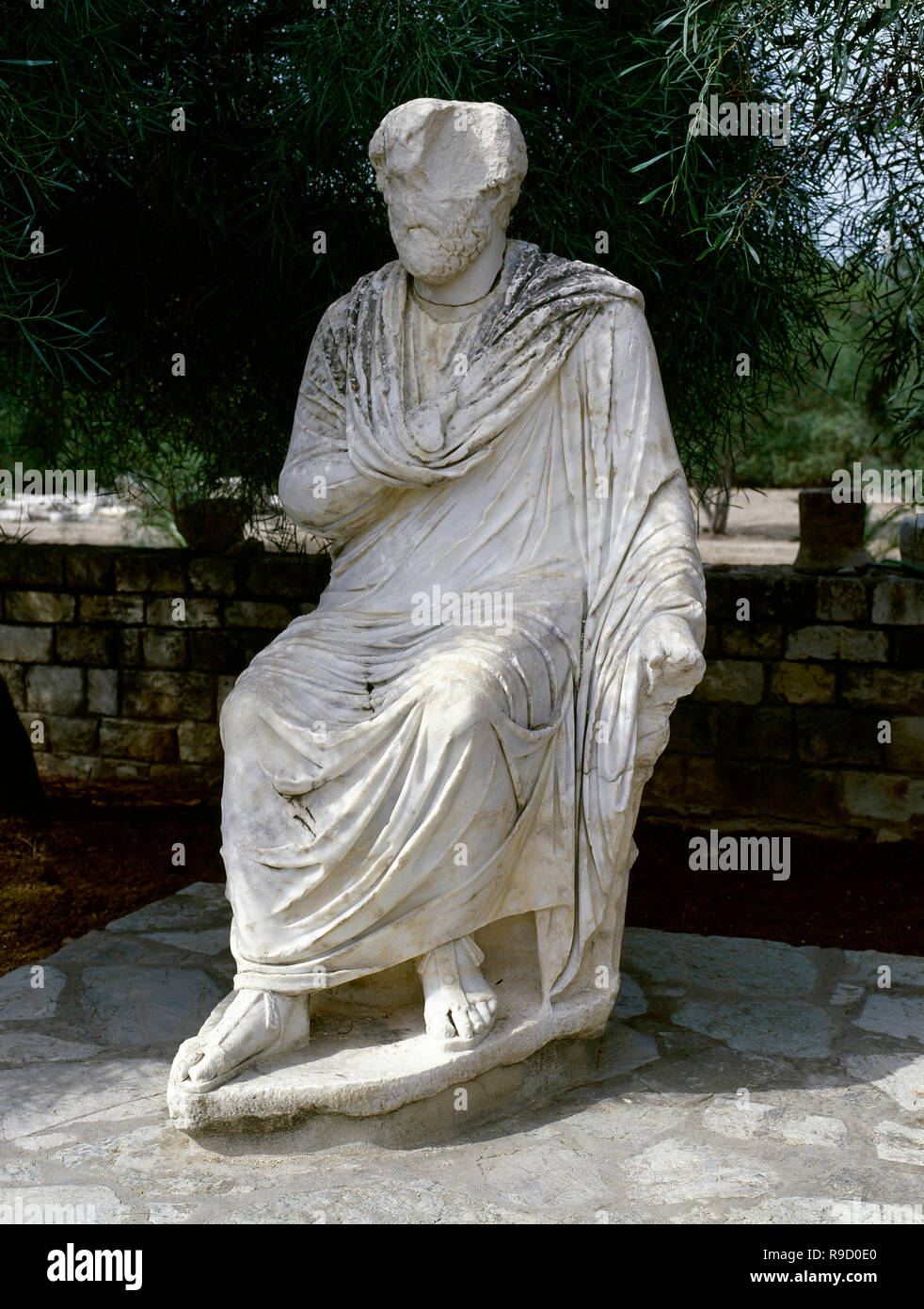 Sitting robed statue hi-res stock photography and images - Alamy