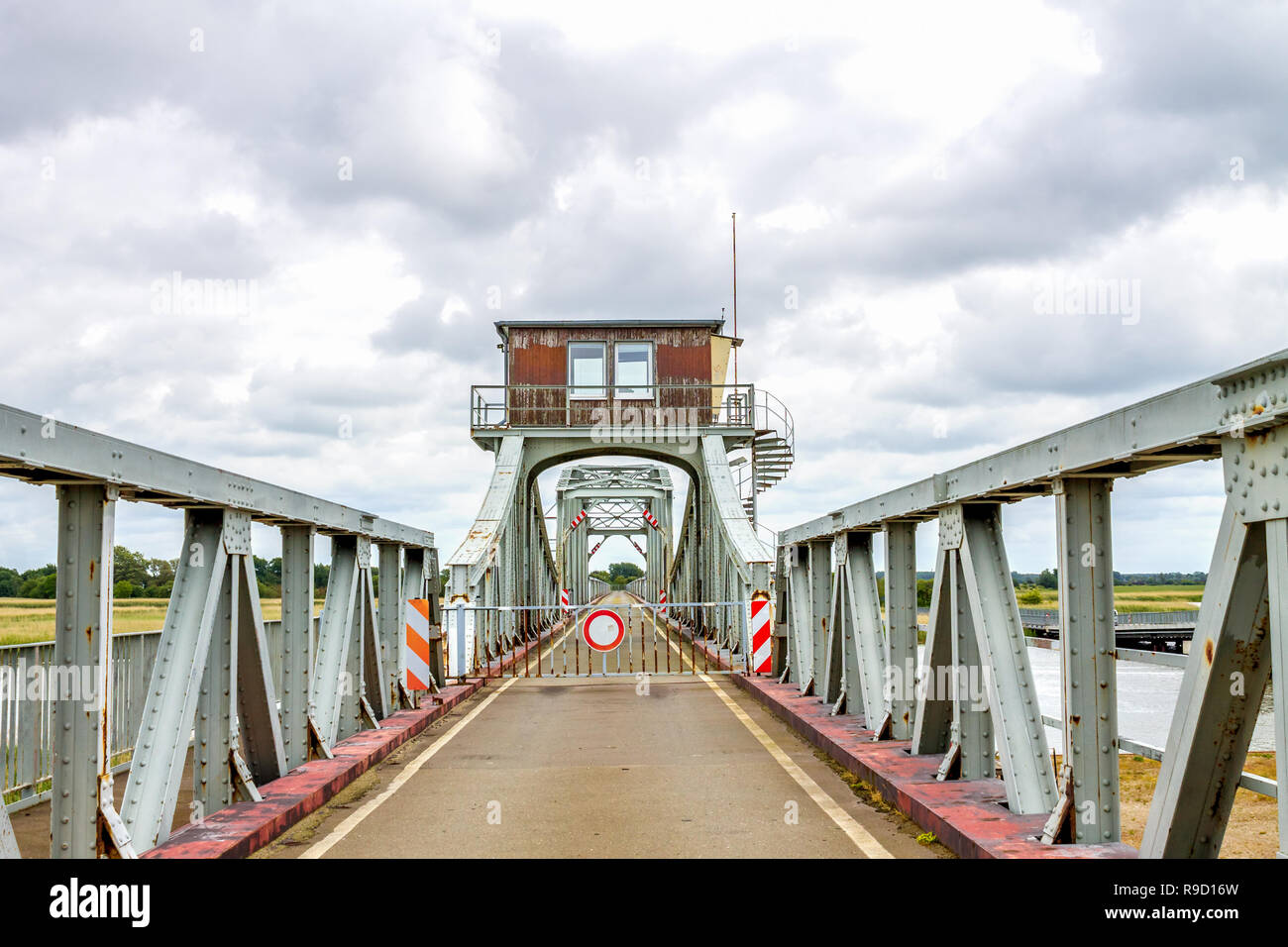 Bridge bearers hi-res stock photography and images - Alamy